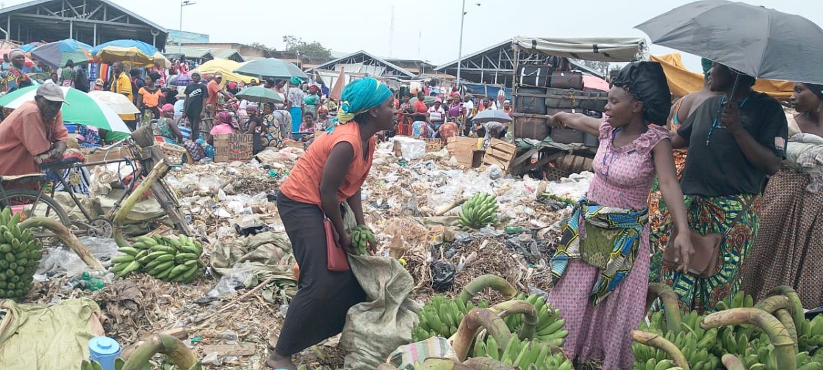 Vendors in Mpondwe-Lhubiriha Market decry poor hygiene - Kasese Guide Radio